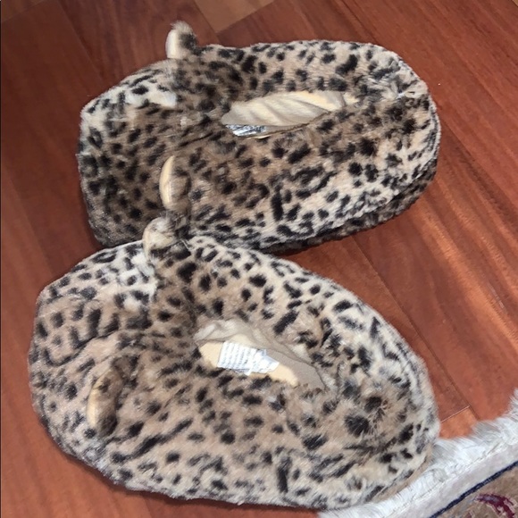 Forever 21 | Shoes | Forever 2 Cheetah Leopard Fluffy Animal Slipper ...